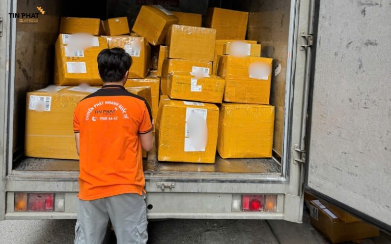 Gửi Tôm Khô Đi Mỹ Tại TP.HCM: Uy Tín & Giá Rẻ - Tín Phát Quốc Tế
